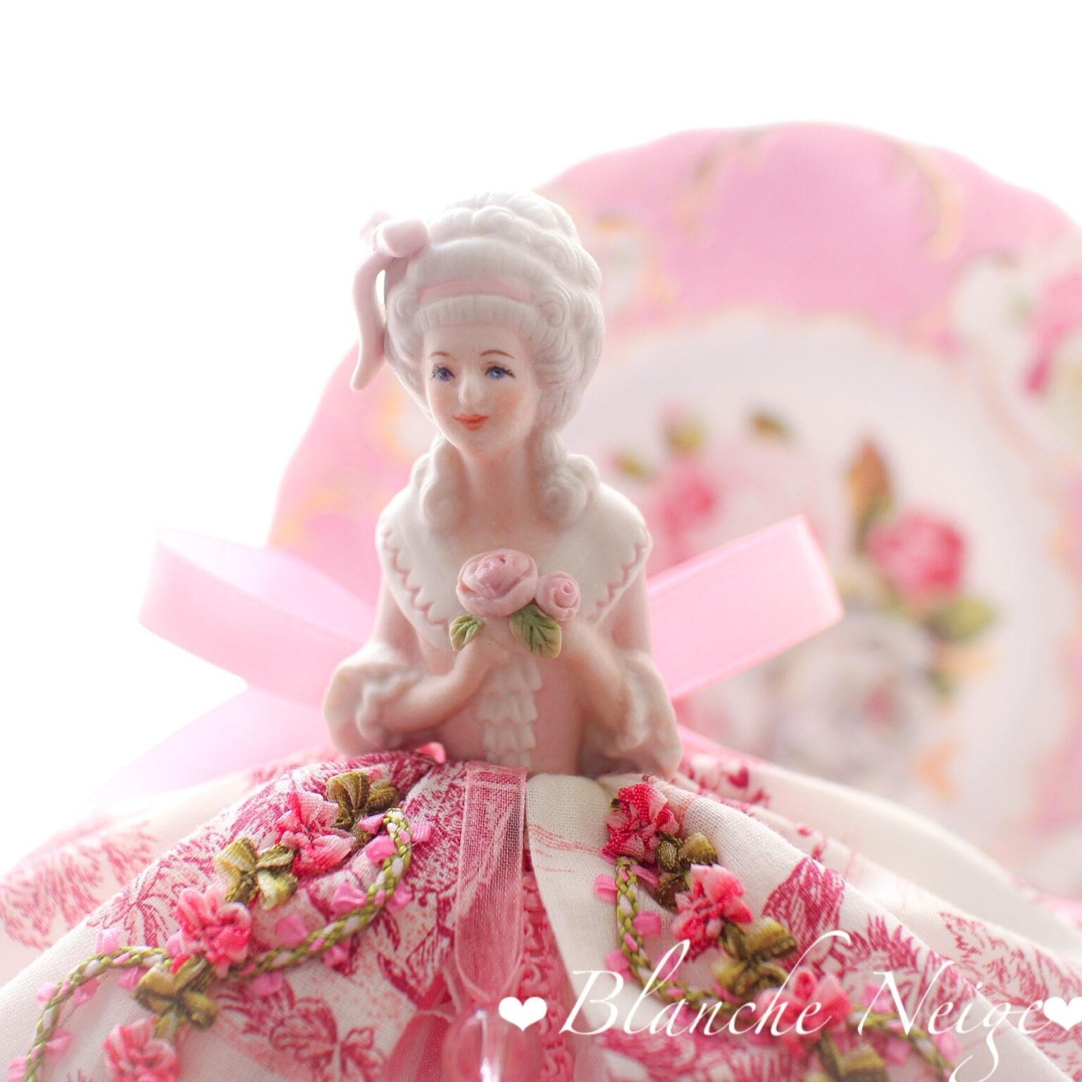 Dress-up Doll tea cozy mini – Blanche Neige ｜ 日常に彩を添える手作り食器屋さん